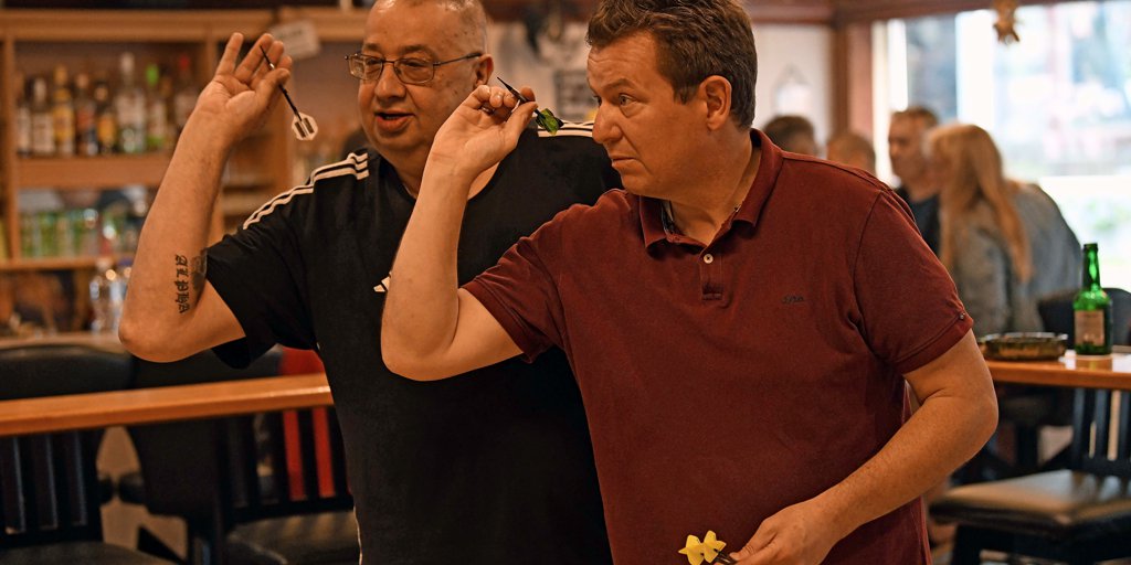 Erst Pizzabote, dann Darts-Novize: Ein Handballer wirft bei den ...
