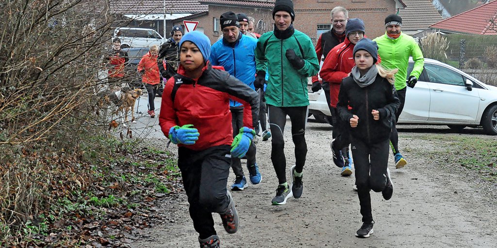 In alter Tradition: Warzer laufen ins neue Jahr